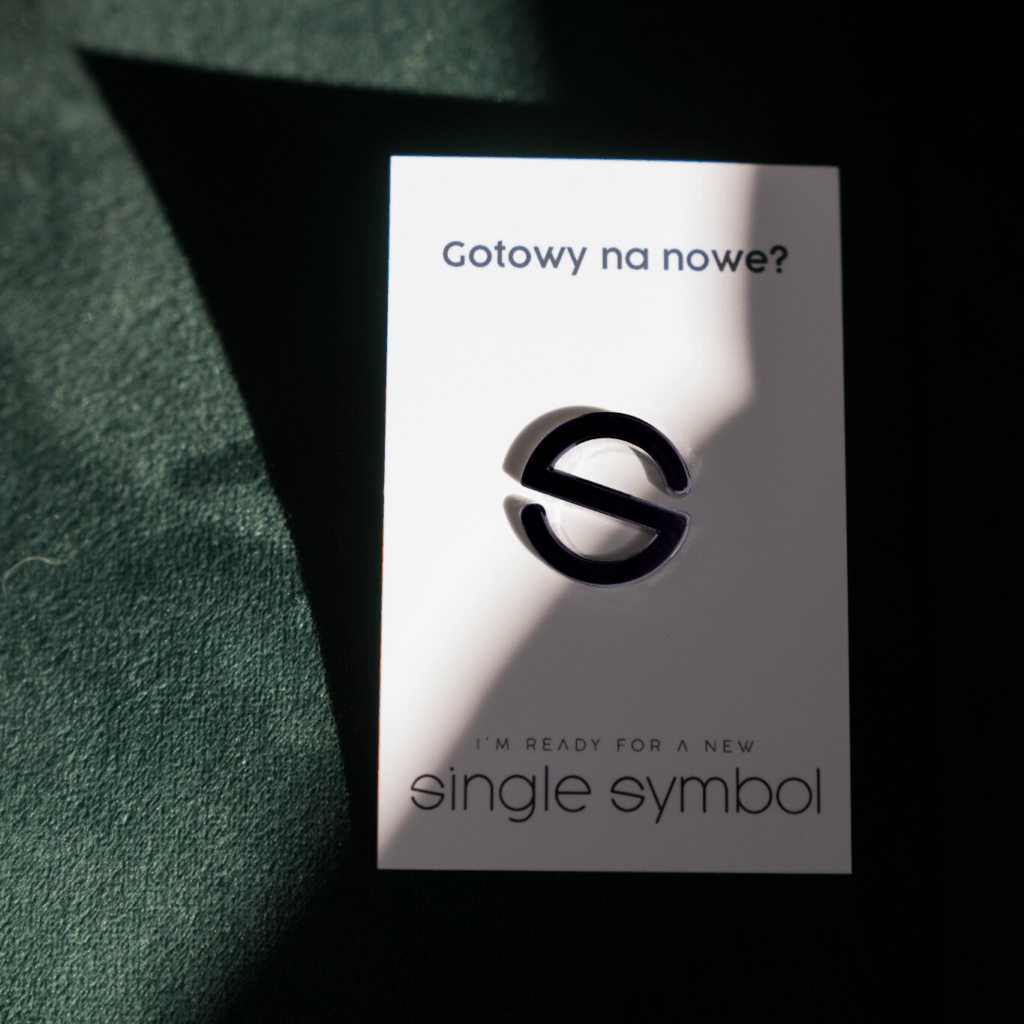 Przypinka ażurowa czarna | Single Symbol